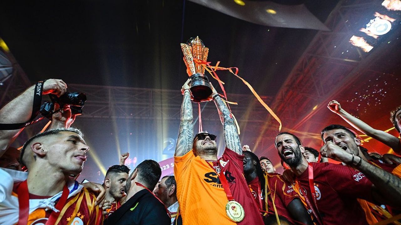 Galatasaray, şampiyonluk kupasını kaldırdı - Dokuz Eylül | Güncel İzmir ... Galatasaray, şampiyonluk kupasını kaldırdı - Dokuz Eylül | Güncel İzmir ...