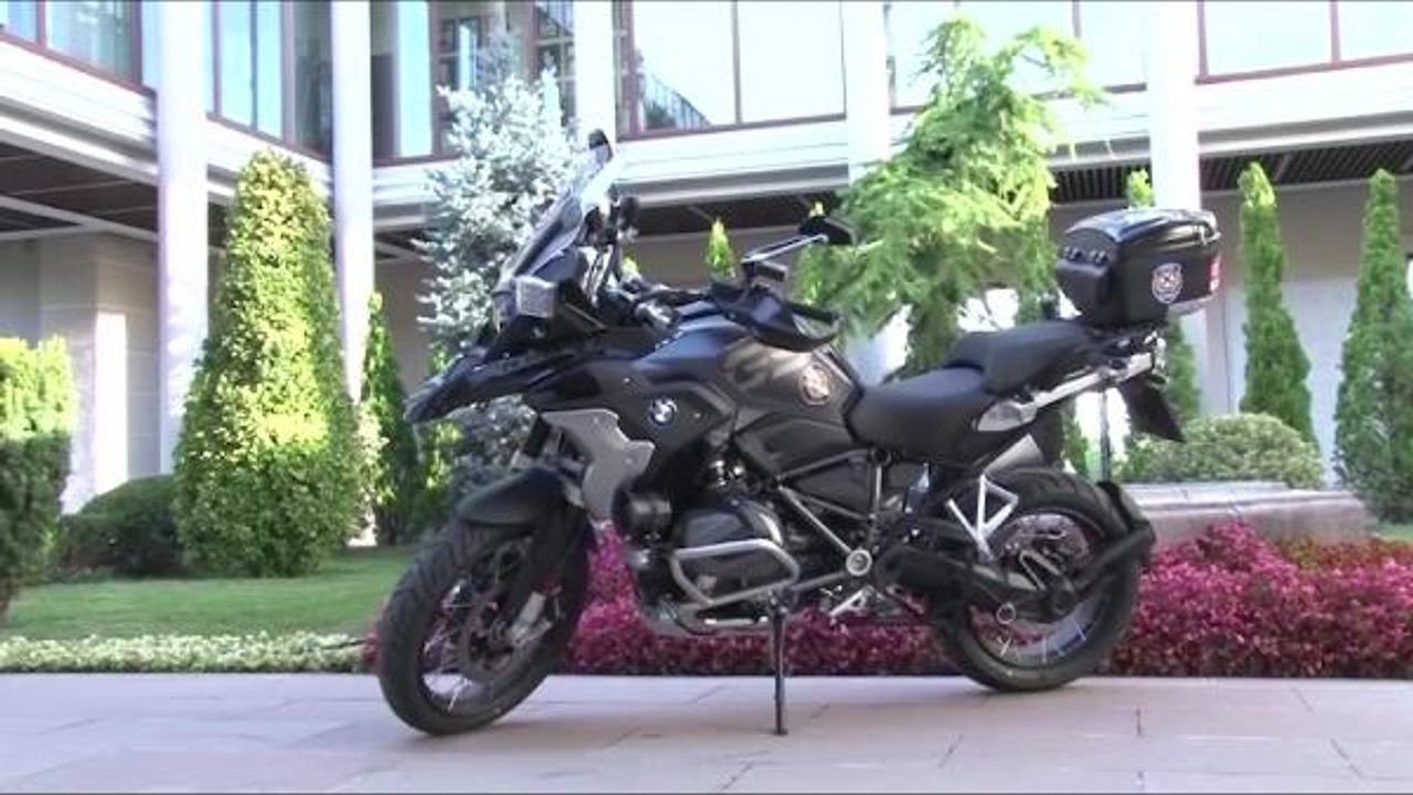 Motosikletli gence öğüt veren polise yeni motosiklet - Dokuz Eylül ...