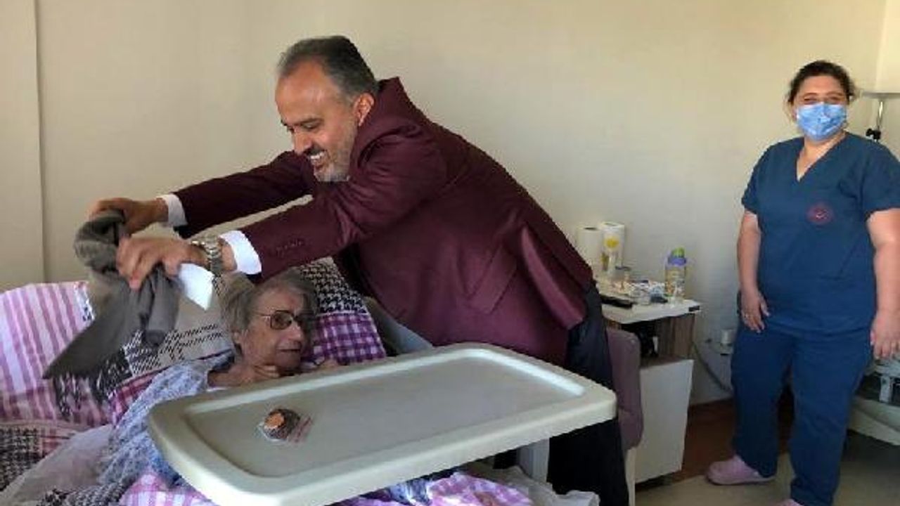 Başkan Aktaş, yardım ettiği Sayide Ağır’ı huzurevinde ziyaret etti ...