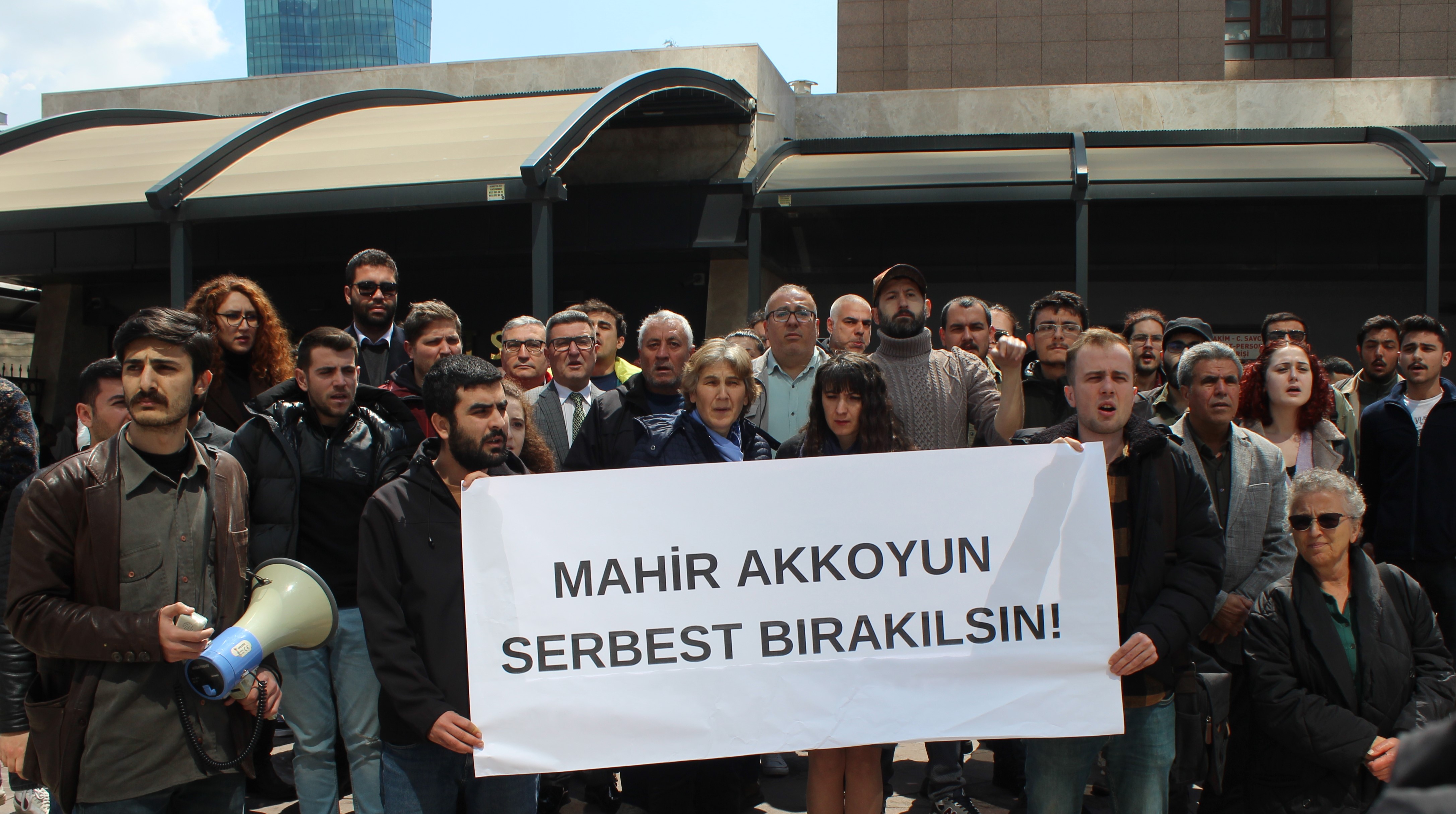 Gözaltının ardından Akkoyun'a destek - Dokuz Eylül - Güncel İzmir Haberleri