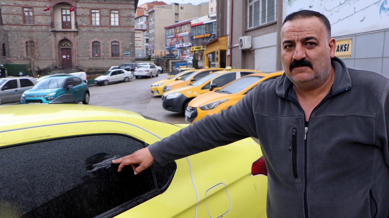 Fırtına hayatı kaosa çevirdi: Çatılar ve tabelalar uçtu, ağaçlar ...